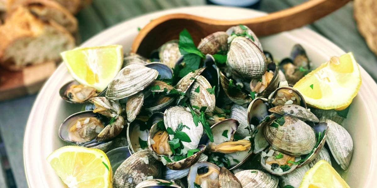 Simple Steamed Clams with White Wine and Garlic - Dining Alfresco